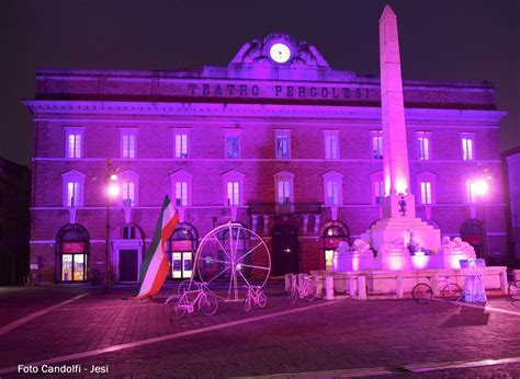 Giro Ditalia Piazza Della Repubblica Si Tinge Di Rosa Anche Una Bici