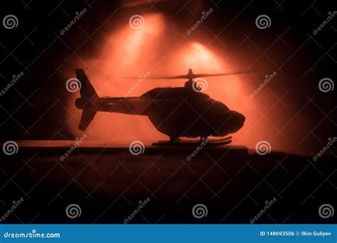 Silueta Del Helic Ptero Militar Lista Para Volar De Zona Del Conflicto