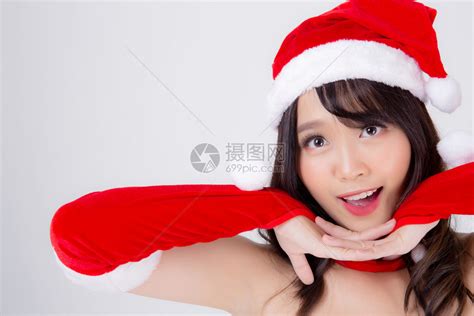 美丽的年轻女肖像圣诞老人服装戴着帽子惊喜和兴奋在节日Xma美丽模型asia女孩快乐和庆祝圣诞节孤立在白色背景的圣诞节高清图片下载 正版图片