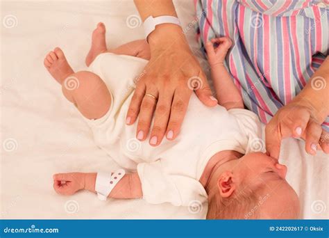 Mamá Enseña a Su Bebé Recién Nacido Un Reflejo De Succión Imagen de