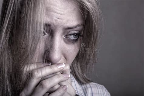 27 834 Photos De Fille Triste Pleurant Photos De Stock Gratuites Et