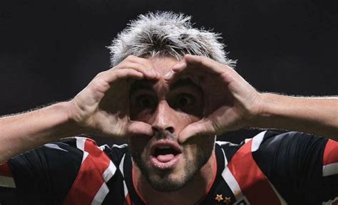 São Paulo quebra tabu e rende memes nas redes sociais