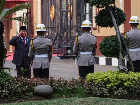 Menhan Prabowo Terima Tanda Kehormatan Bintang Bhayangkara Utama Polri
