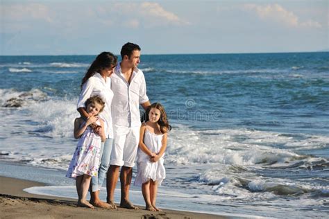 La Familia Joven Feliz Se Divierte En La Playa Foto De Archivo Imagen