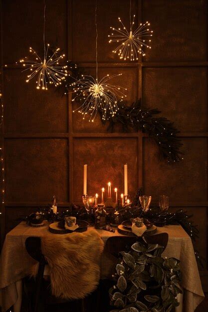 Mesa Servida Para La Cena De Navidad Ambiente Festivo Con Decoraciones