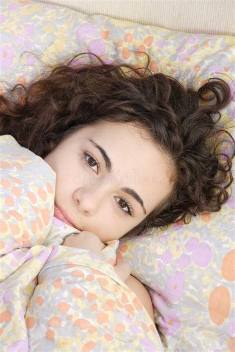 Sono Adolescente Da Menina Foto De Stock Imagem De Mastigada 24794244