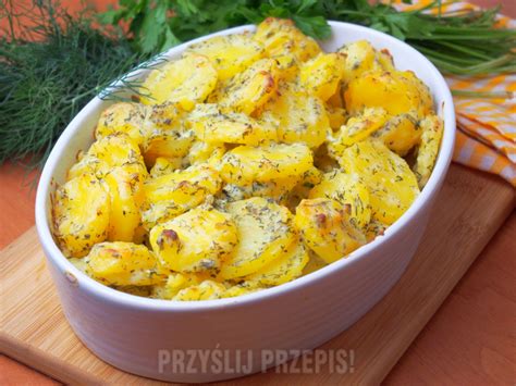 Pieczone ziemniaki do obiadu ze śmietaną serem i koperkiem