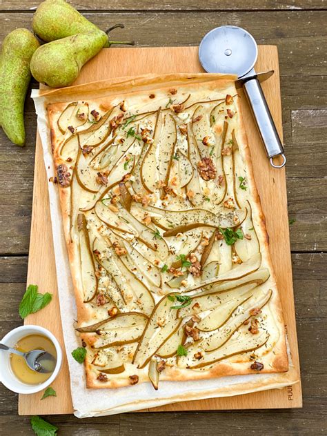 Flammkuchen Met Peer En Geitenkaas Recept Betty S Kitchen