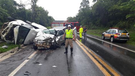 Acidente entre van e veículo de passeio deixa um morto e feridos na MG