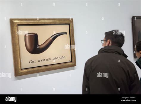 Visitante delante de la pintura La trahison des images La traición