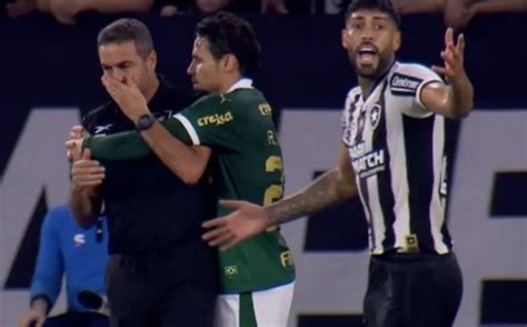 De propósito ou pontaria a mais Veiga acertou em cheio na cara de