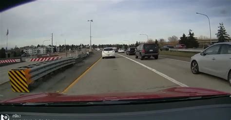 El conductor de un Tesla mostró en un video los fallos del piloto