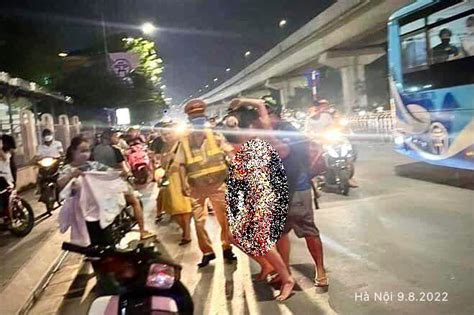 Hotgirl khỏa thân đi dưới lòng đường ở Hà Nội 2sao