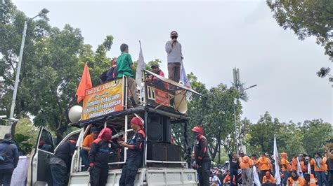 Demo Di Balai Kota Buruh Minta UMP DKI Jakarta 2023 Naik 10 Persen