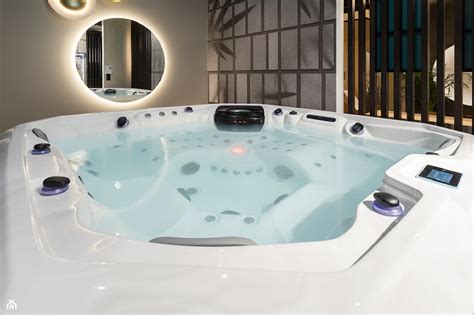 Strefa SPA w domu z basenem z hydromasażem zdjęcie od Maxfliz Salony