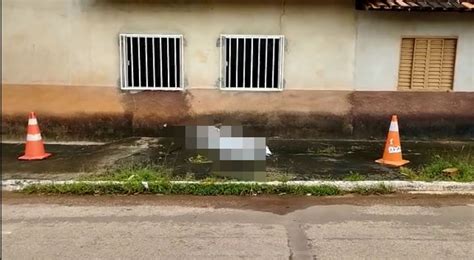 Homem é atingido por golpe de faca no peito e morre em calçada de