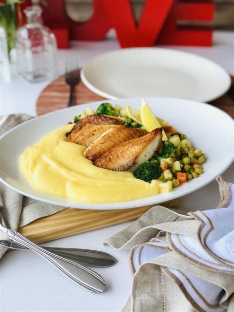 Mousseline De Mandioca Legumes Crocantes E Peixe Assado Rede Food