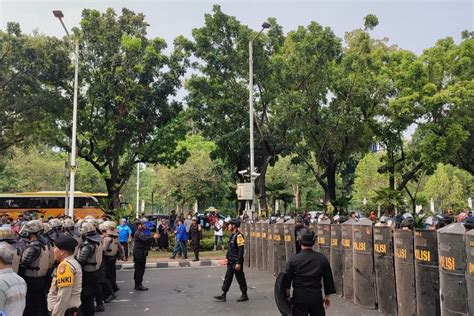 Demo Tuntut Kenaikan UMP DKI 2024 Di Balai Kota Ricuh Massa Buruh