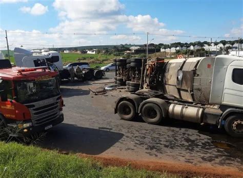 Br Carreta Tomba E Interdita Trecho Em Marialva