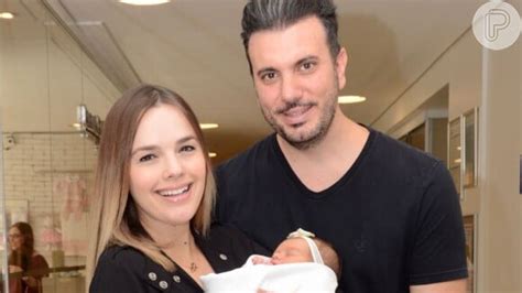 Foto Thaeme Mariôto revela ter passado cremes no corpo durante toda a