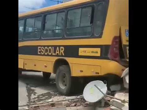 Mulher escapa por centímetros de ser atropelada por ônibus desgovernado