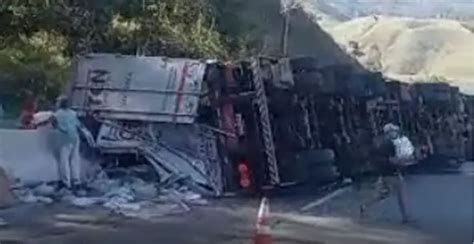 Carreta tomba e interdita parcialmente trânsito na BR 040 Últimas
