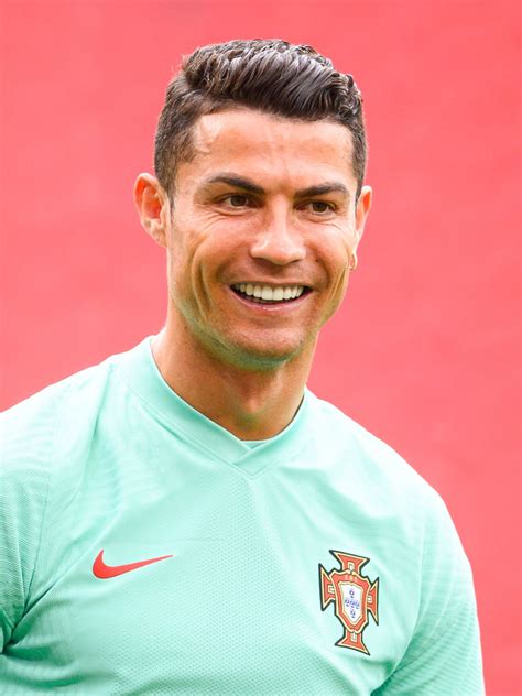 Actu Foot On Twitter Cristiano Ronaldo Devient Le Premier Joueur De L