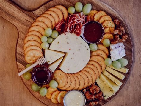 Cómo armar una tabla de quesos y carnes frías para tus reuniones