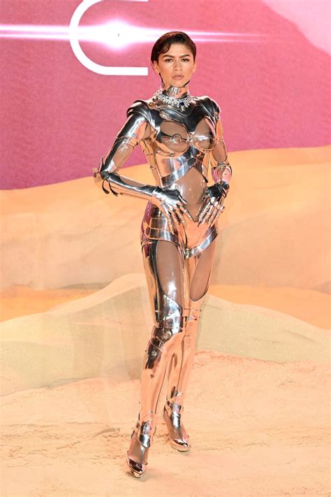 Zendaya Caminó Por La Alfombra Roja De Dune 2 Luciendo Como C 3PO De La