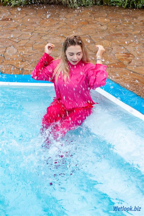 Wwf 91149 Wetlook Hot Girl In Tracksuit Get Wet In Pool Wetlookbiz Wetlook World Forum V60
