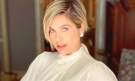 Flávia Alessandra surge seminua em clique poderoso na web