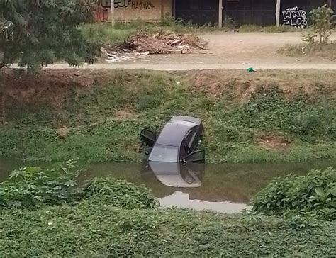 Motorista perde o controle da direção e cai carro no Rio Sorocaba