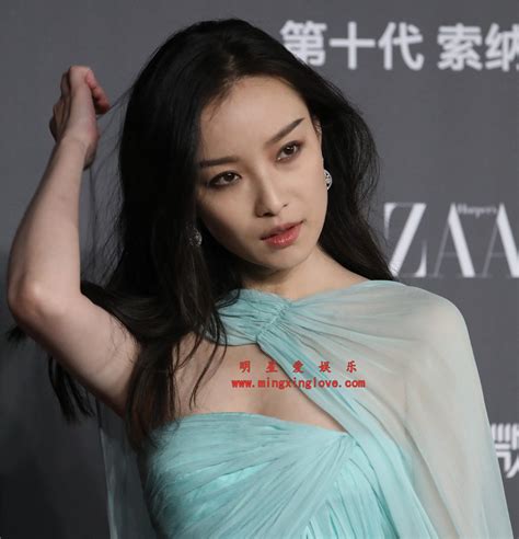 mingxinglove on Twitter 倪妮 参加某时尚活动时的走红毯照片花絮抹胸长裙高清 光脚 特写高清4K分辨率原图