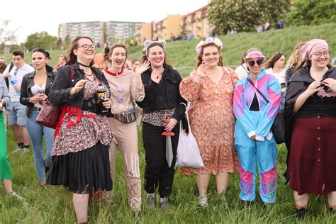 Juwenalia 2023 we Wrocławiu rozpoczęte Ulicami miasta ruszył pochód s