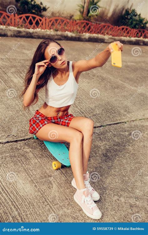 Belle Jeune Dame Sexy Dans La Mini Jupe érotique Avec Une Planche à