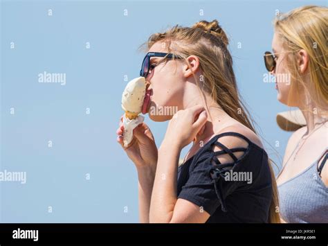Fille Mangeant Une Glace Banque De Photographies Et Dimages Haute