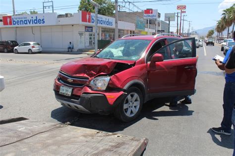 Conductor ignora luz roja de semáforo y provoca choque en la colonia