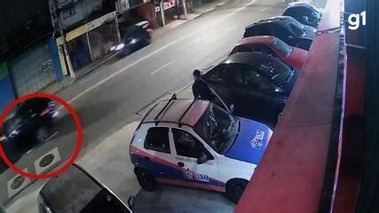 VÍDEO Carro entra na contramão e mata motorista por aplicativo em
