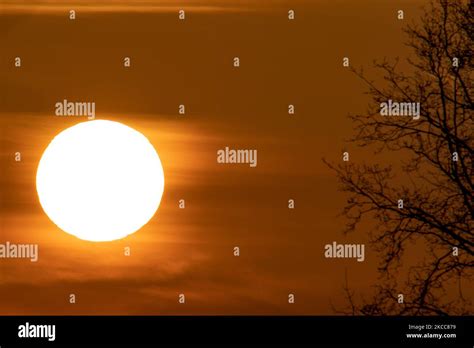 Temporada de primavera puesta de sol en los Países Bajos El Sol la