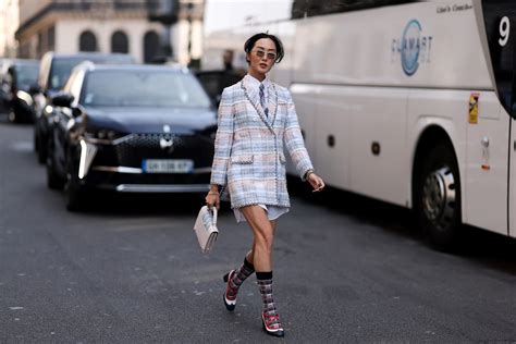 Cómo llevar zapatos pumps y calcetines con vestidos y faldas en otoño