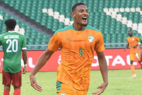 IFFHS Onze type africain de lannée 2021 Salah et Haller en attaque