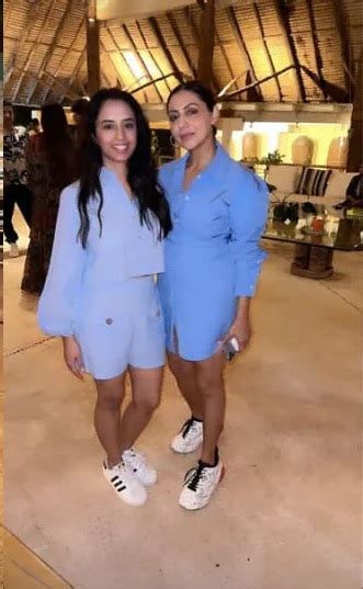 Suhana Khan Parties With Mother Gauri Khan Other Friends Ahead Of New Years Eve