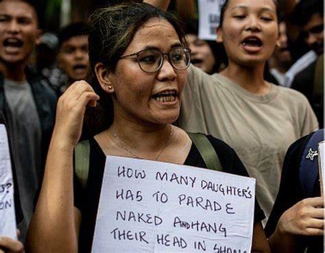 India la humillante tradición de hacer desfilar a mujeres desnudas