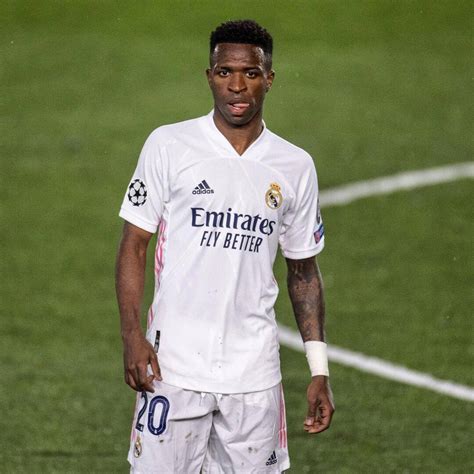 Vinícius Jr vence Prêmio Sócrates na cerimônia da Bola de Ouro