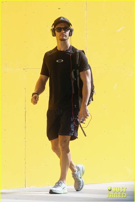 Shirtless Ryan Kwanten Shows Off His Killer Body For Malibu Beach Dip