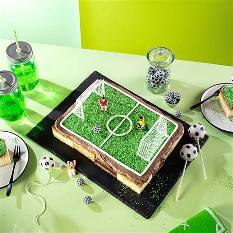 Fußball Torte mit Fußballfeld machen Rezept Anleitung