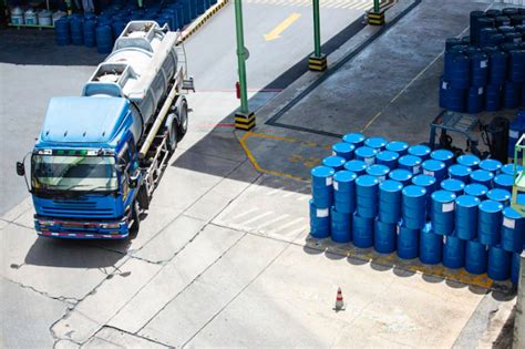 Logística e os desafios no transporte de cargas perigosas