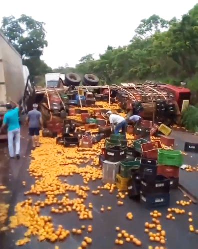 Caminhão carregado de frutas tomba na BR 365 no Norte de Minas Rede