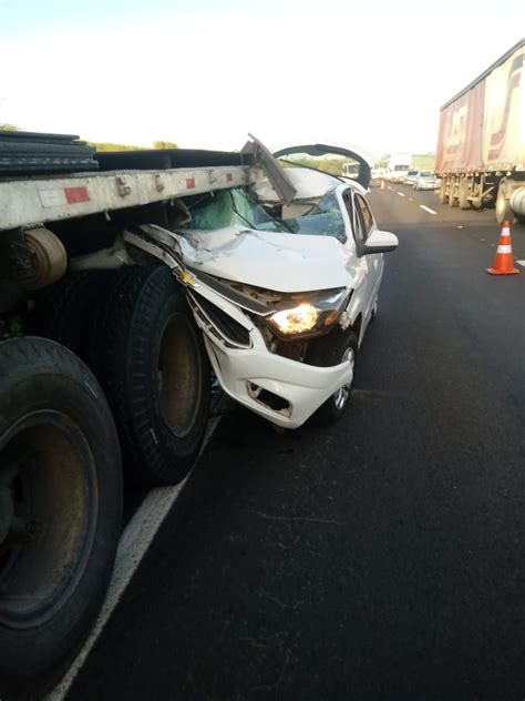 Motorista sai ilesa após colidir carro traseira de caminhão em