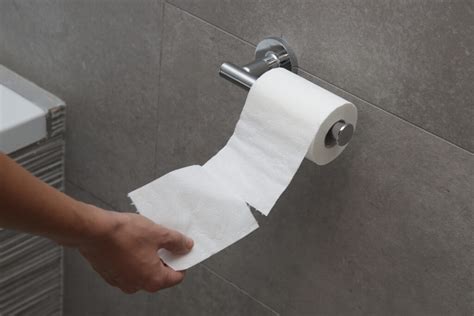 Na jakiej wysokości uchwyt na papier toaletowy i jak zamontować